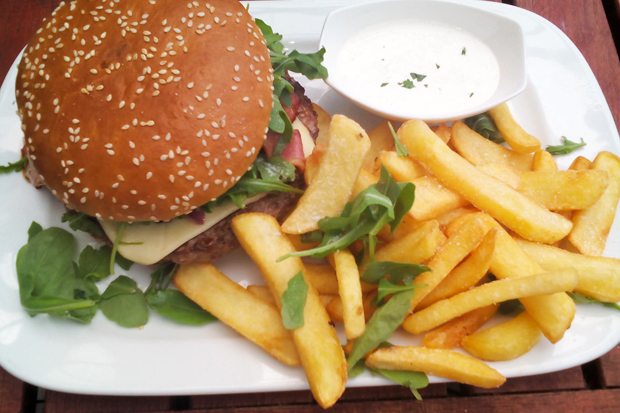 Burger mit Pommes frites selbstgemacht - Rezept | GuteKueche.at