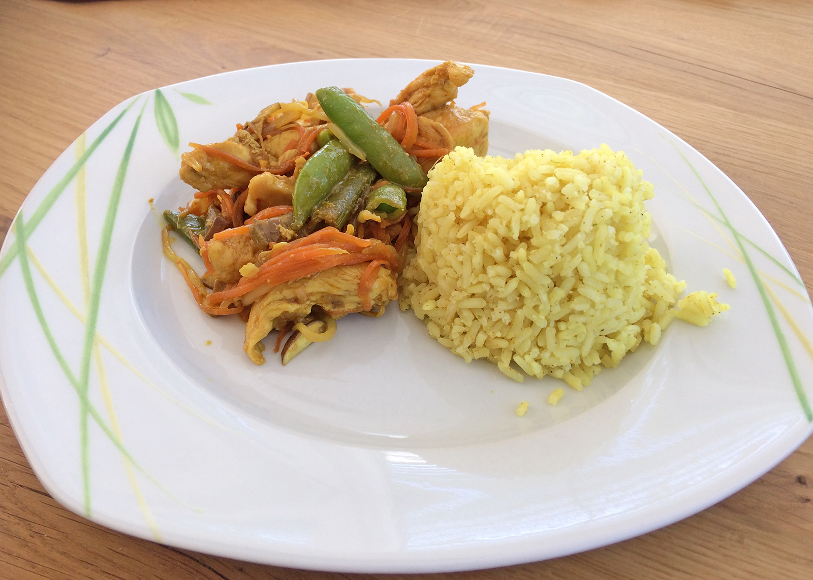 Wok-Huhn mit Curry-Limetten-Reis - Rezept | GuteKueche.at