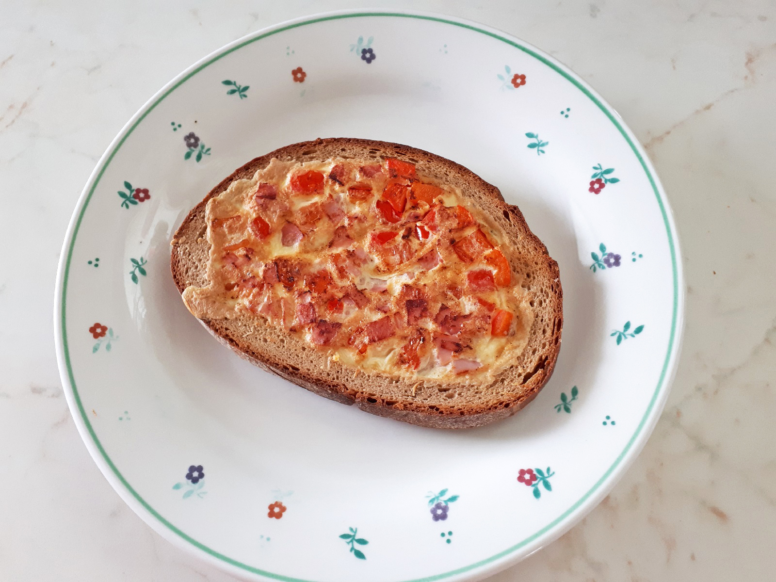 Bunte Eierspeise im Brot - Rezept | GuteKueche.at