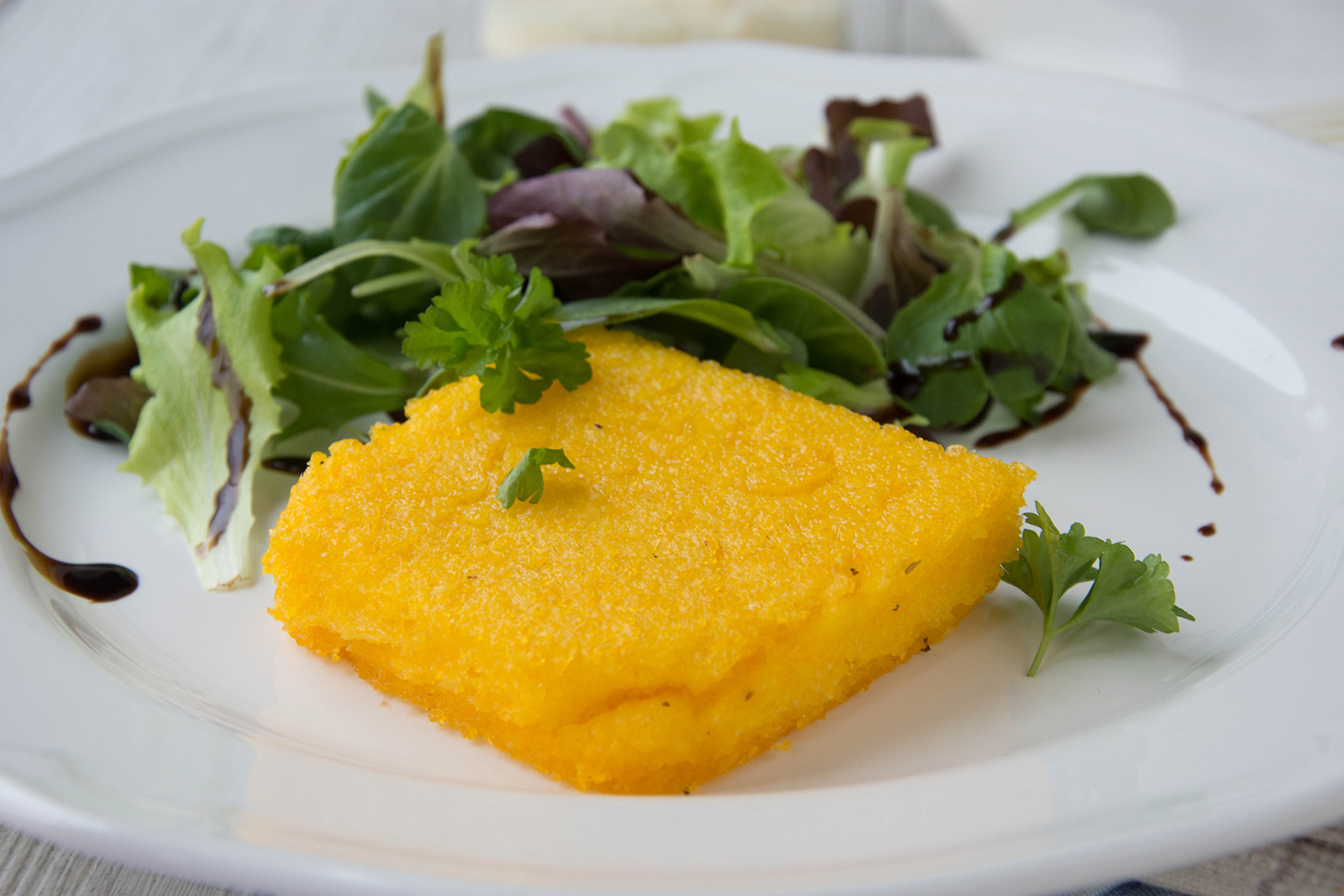 Einfache Polentaschnitten - Rezept | GuteKueche.at